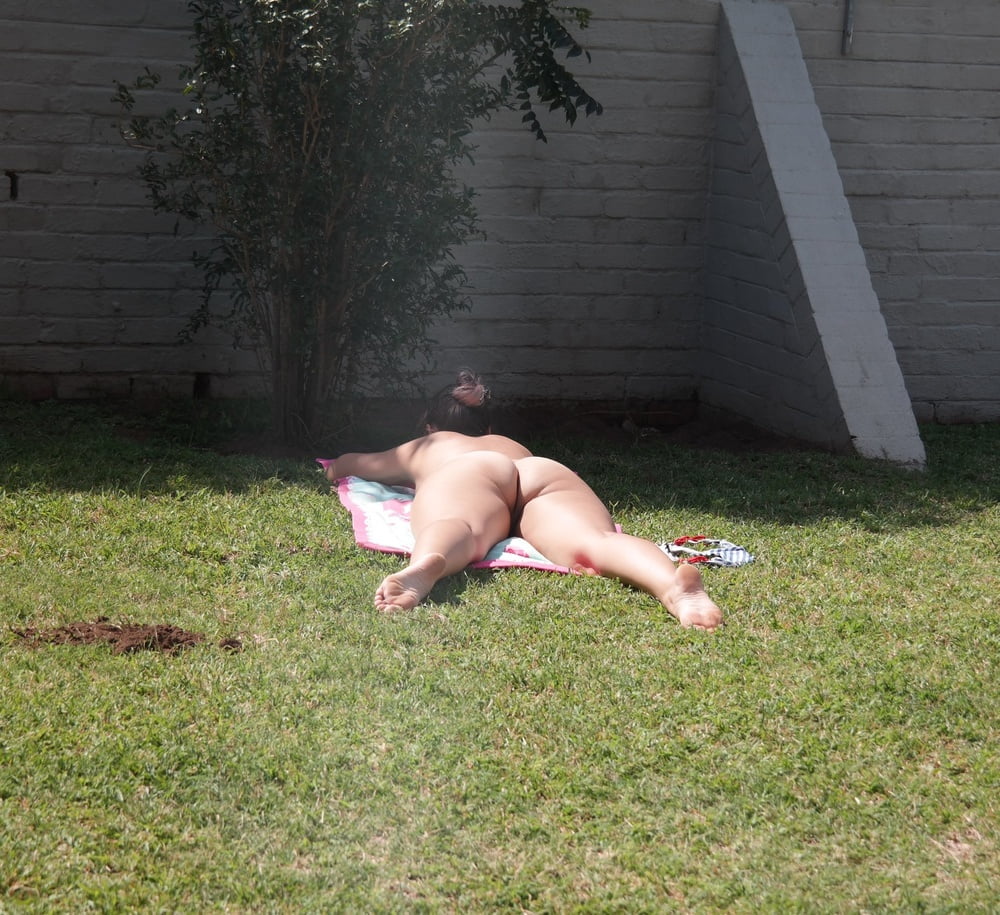 Nackte Gartenarbeit Nackter Garten Porno Bilder Sex Fotos Xxx Bilder